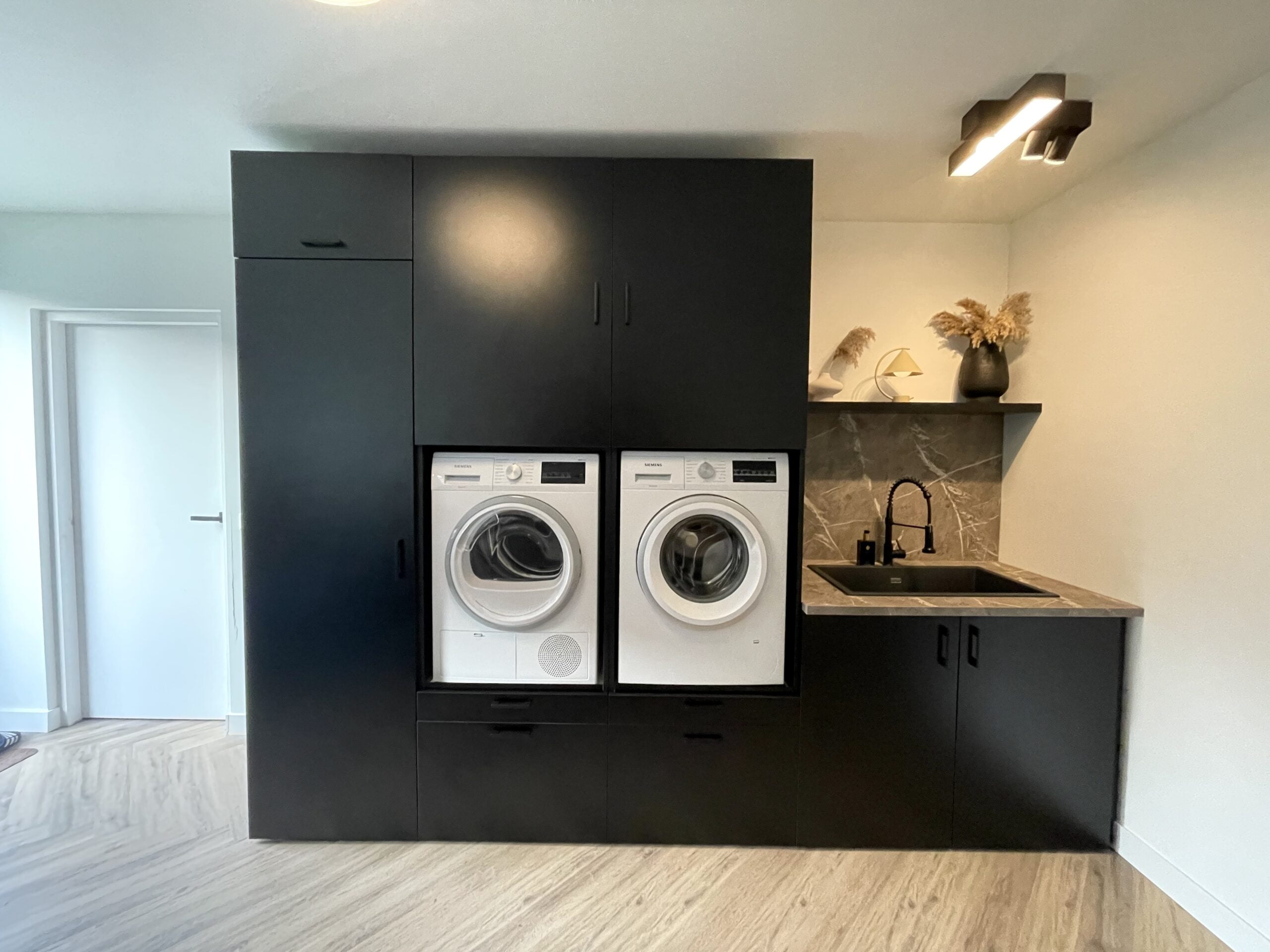 Wasmachine en droger ombouw: een georganiseerde wasruimte!